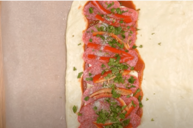 Výborný slaný štrůdl, tentokrát z kynutého těsta - Slaná inspirace ke kávě!