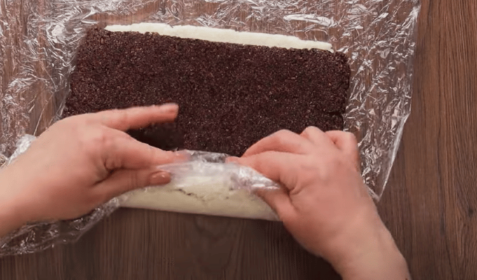 Jednoduchý recept na luxusní dvoubarevnou kokosovou roládu