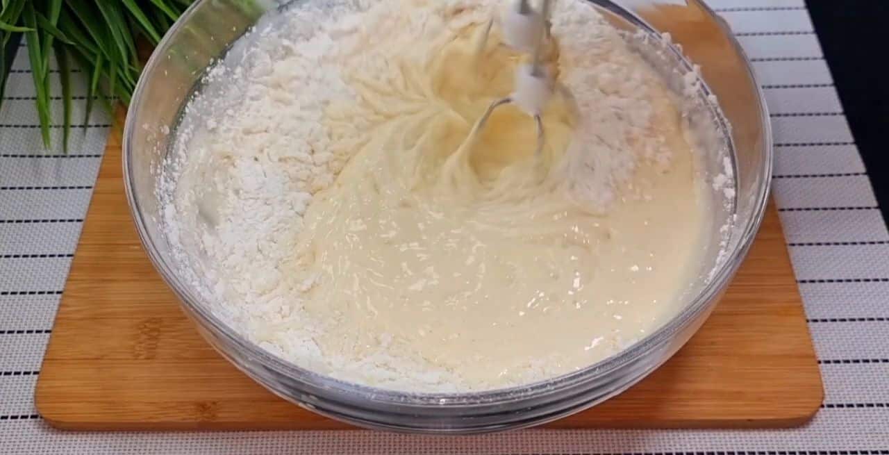 Stačí vše smíchat a dát péct - super rychlý jablečný koláč