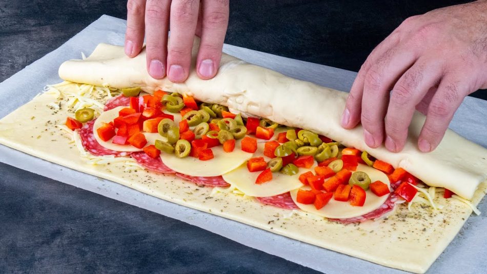 Slaný štrůdl plněný šunkou, sýrem a zeleninkou