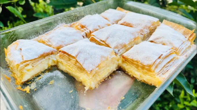 Rychlý dezert z listového těsta s pudinkem a máslovými vrstvami