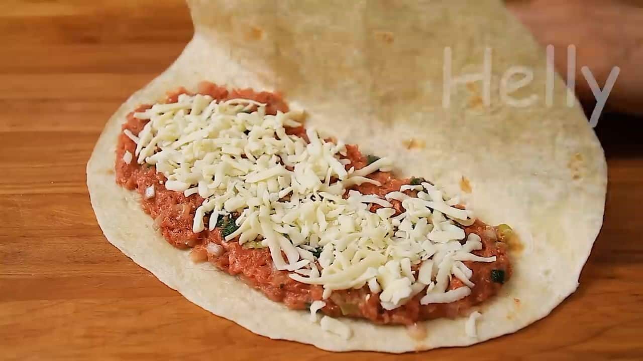 Pečené plněné tortilly na pánvi s mletým masem a zeleninou - Prima ...