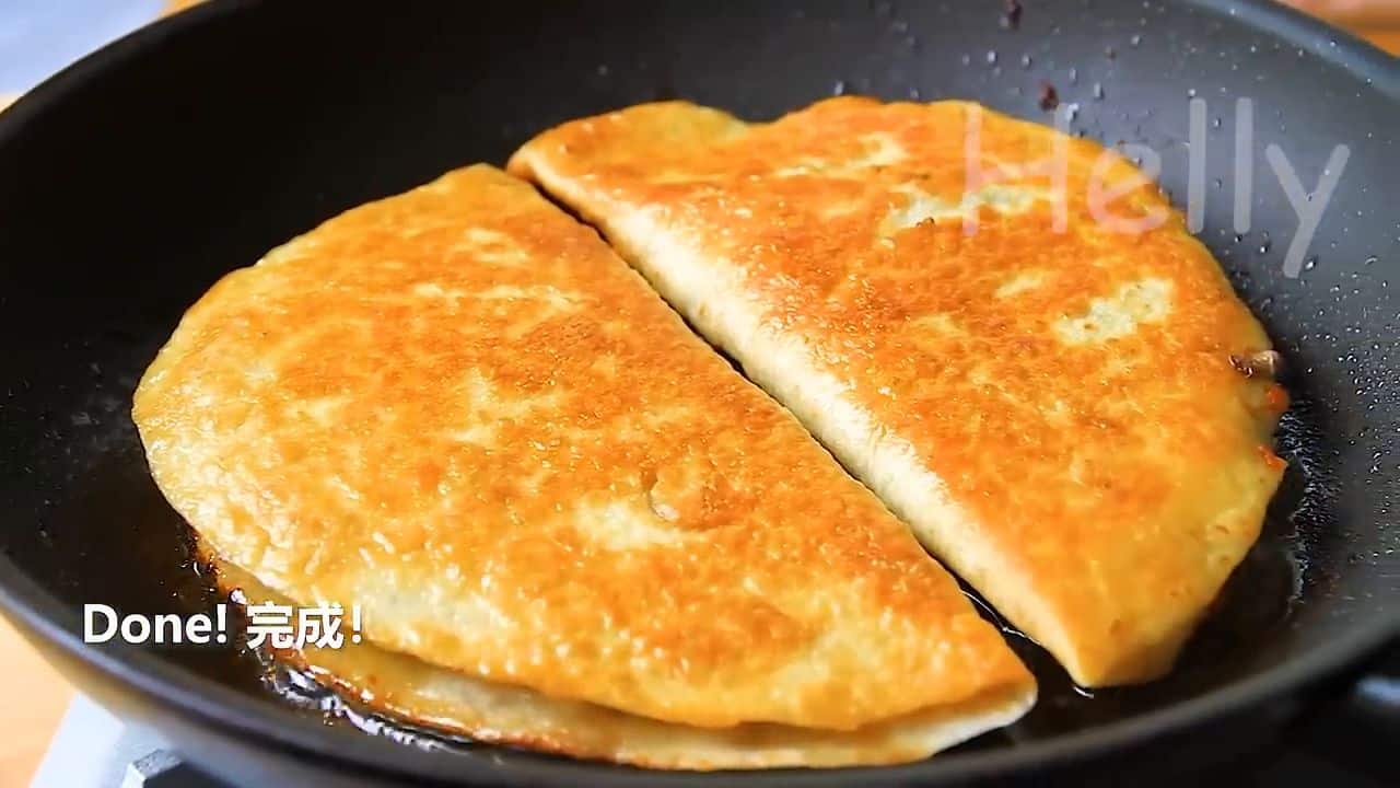 Pečené plněné tortilly na pánvi s mletým masem a zeleninou