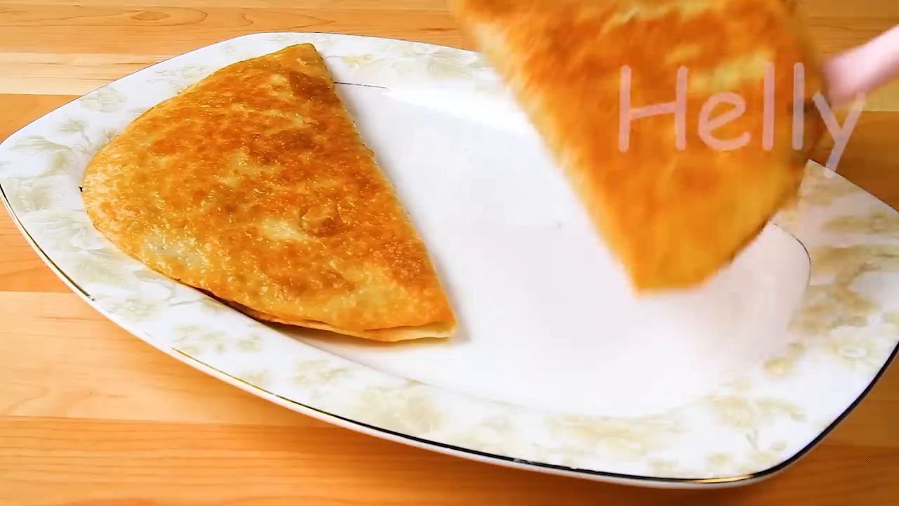 Pečené plněné tortilly na pánvi s mletým masem a zeleninou