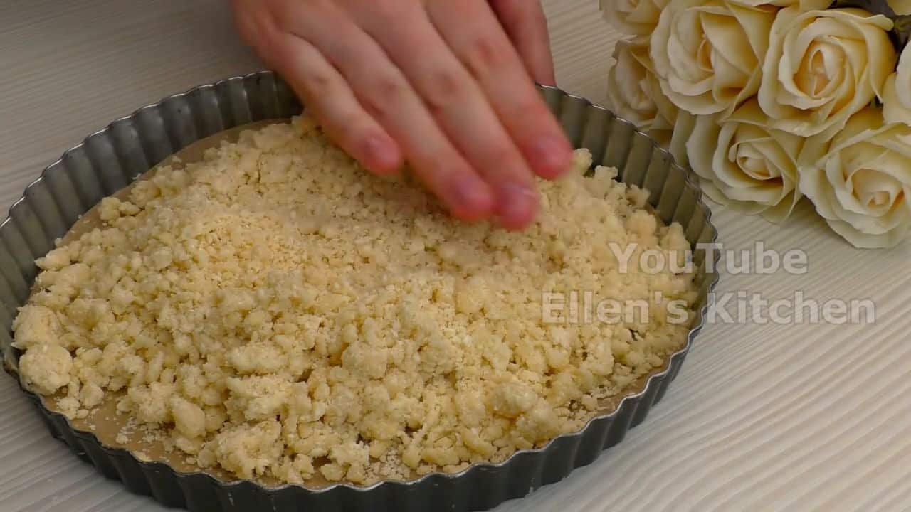 Domácí třešňový koláč posypaný drobenkou - jako od babičky