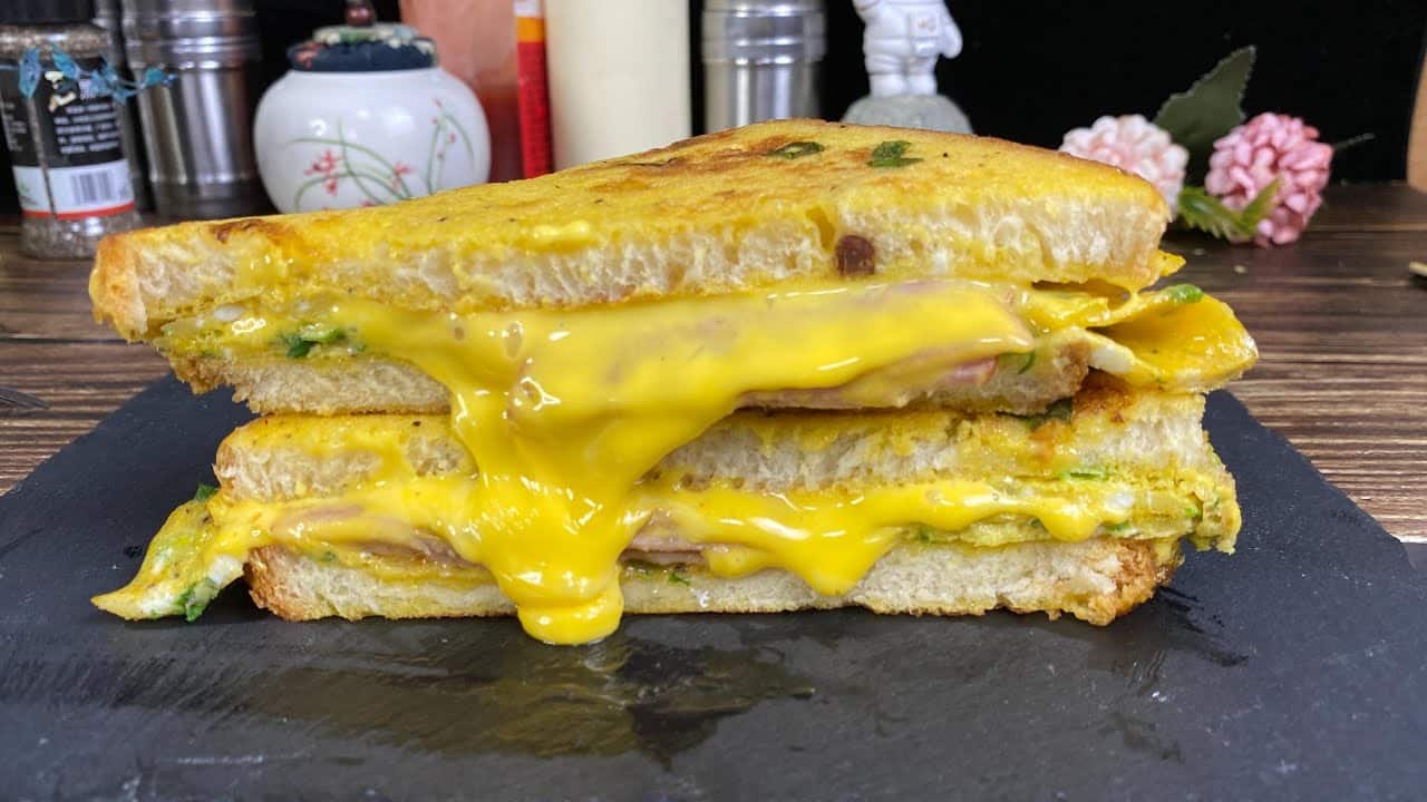 Lahodné vaječné tousty se slaninou, šunkou a sýrem - Perfektní start do dne! - Prima Inspirace