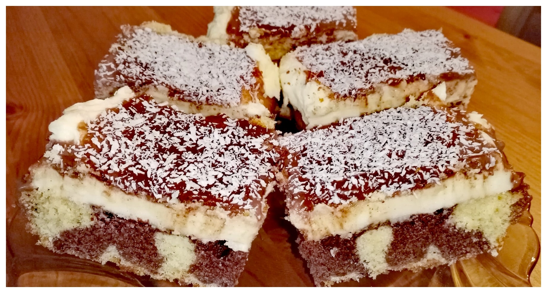 Pudinková buchta posypaná kokosem