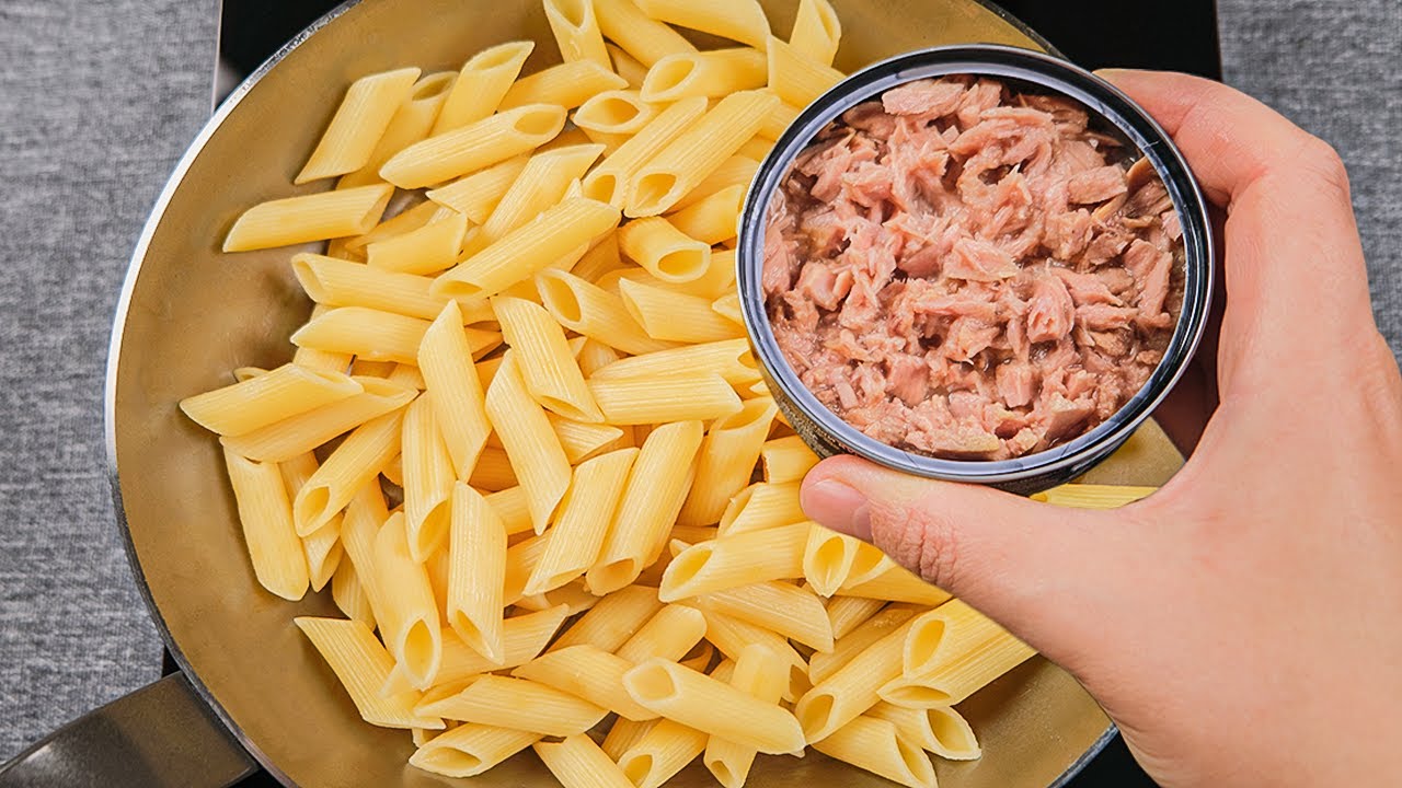 Lahodné těstoviny s tuňákem a osvěžujícím zeleninovým salátem: Výtečná ...