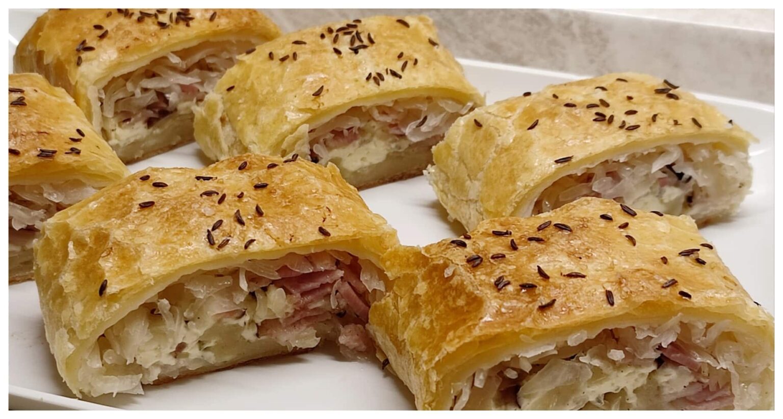 Slaný závin plněný kysaným zelím, anglickou a nivou