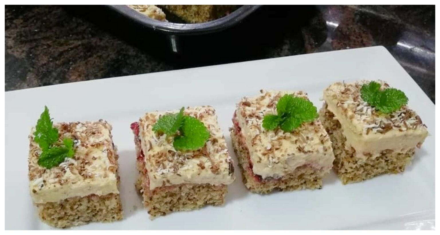 Ořechový koláč s karamelovým krémem a višňovým džemem - Prima Inspirace