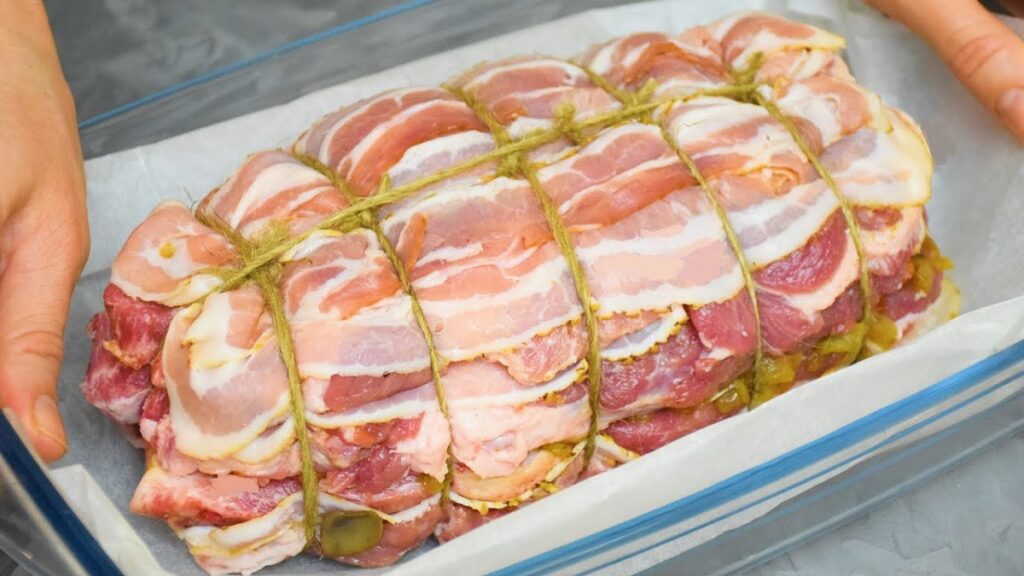 Vepřová krkovička v troubě - díky vrstvě hub a slaniny je neuvěřitelně ...