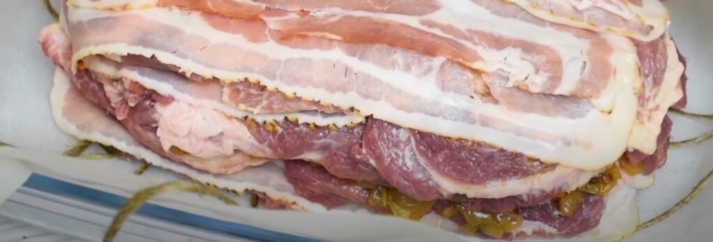 Vepřová krkovička v troubě - díky vrstvě hub a slaniny je neuvěřitelně ...