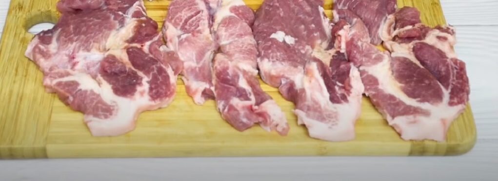 Vepřová krkovička v troubě - díky vrstvě hub a slaniny je neuvěřitelně ...