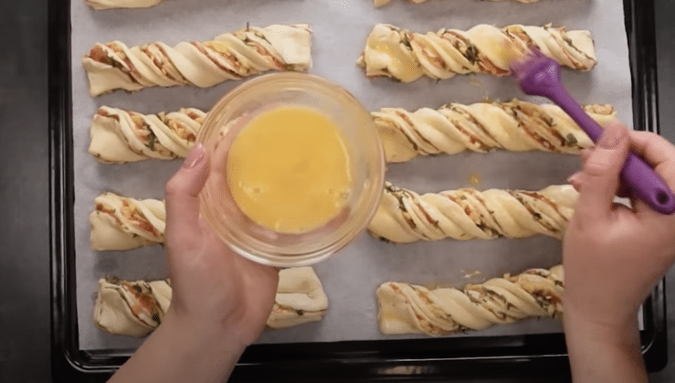 Jednoduchý recept na křupavé vrtule z listového těsta