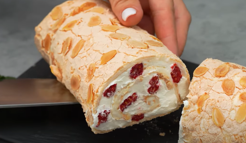 Smetanová roláda s mandlemi a malinami - Snadný a rychlý recept!