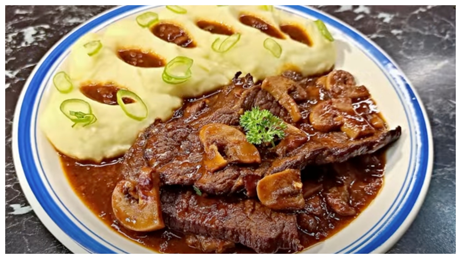 Recept na hovězí plátky na zelenině s lahodnou bramborovou kaší