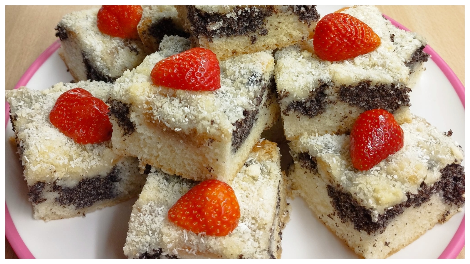 Maková buchta s hruškovými povidly, kokosem a drobenkou - Prima Inspirace