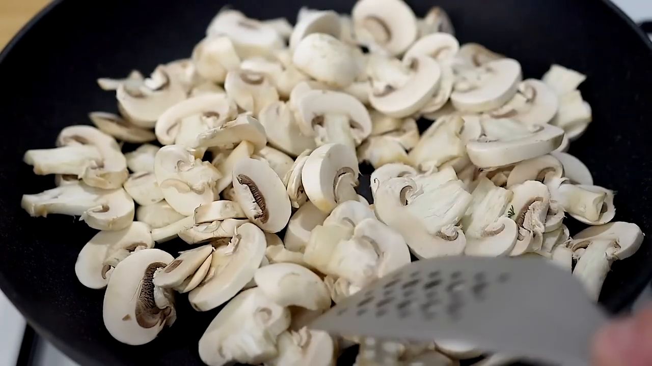 Smažené houby s bramborami a koprem na jedné pánvi - lahodná příloha