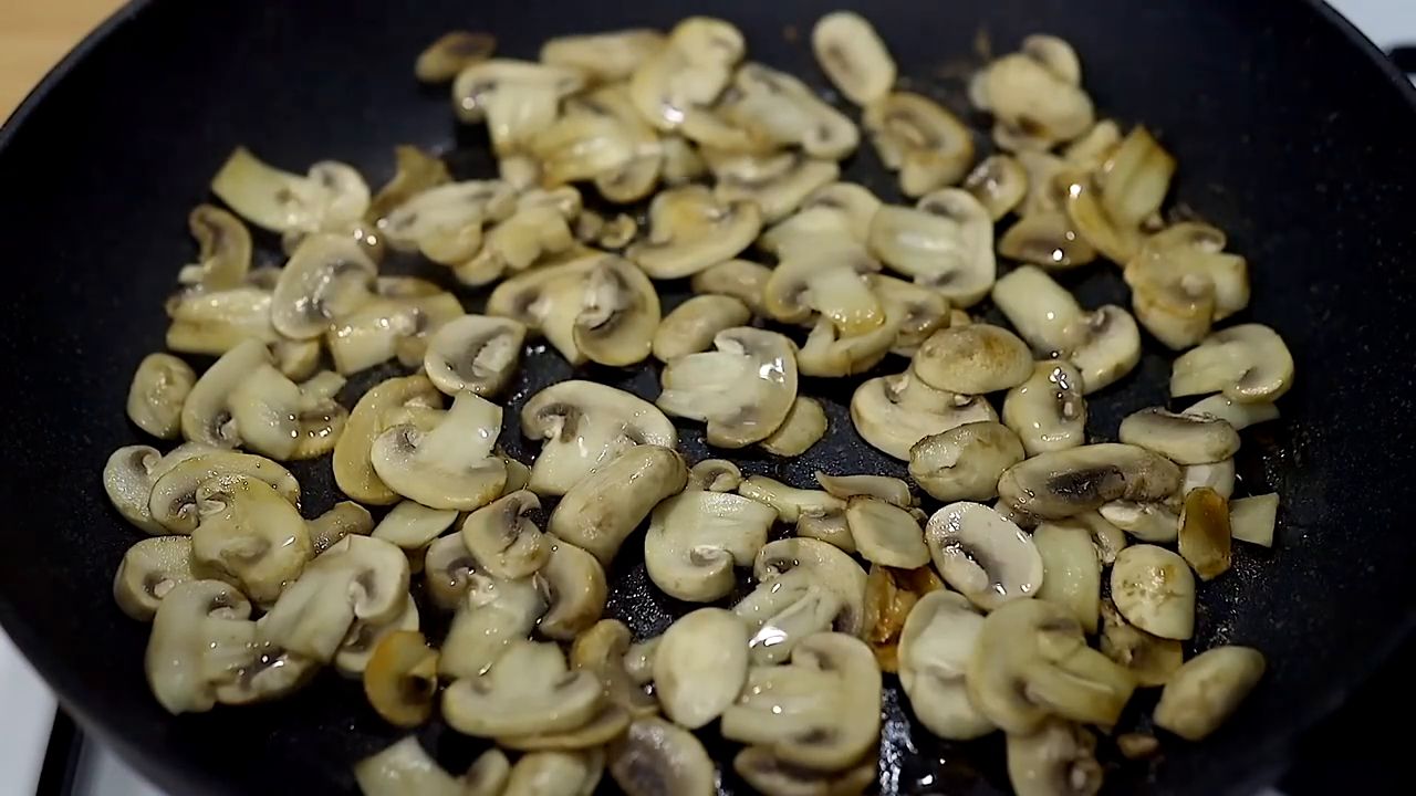 Smažené houby s bramborami a koprem na jedné pánvi - lahodná příloha