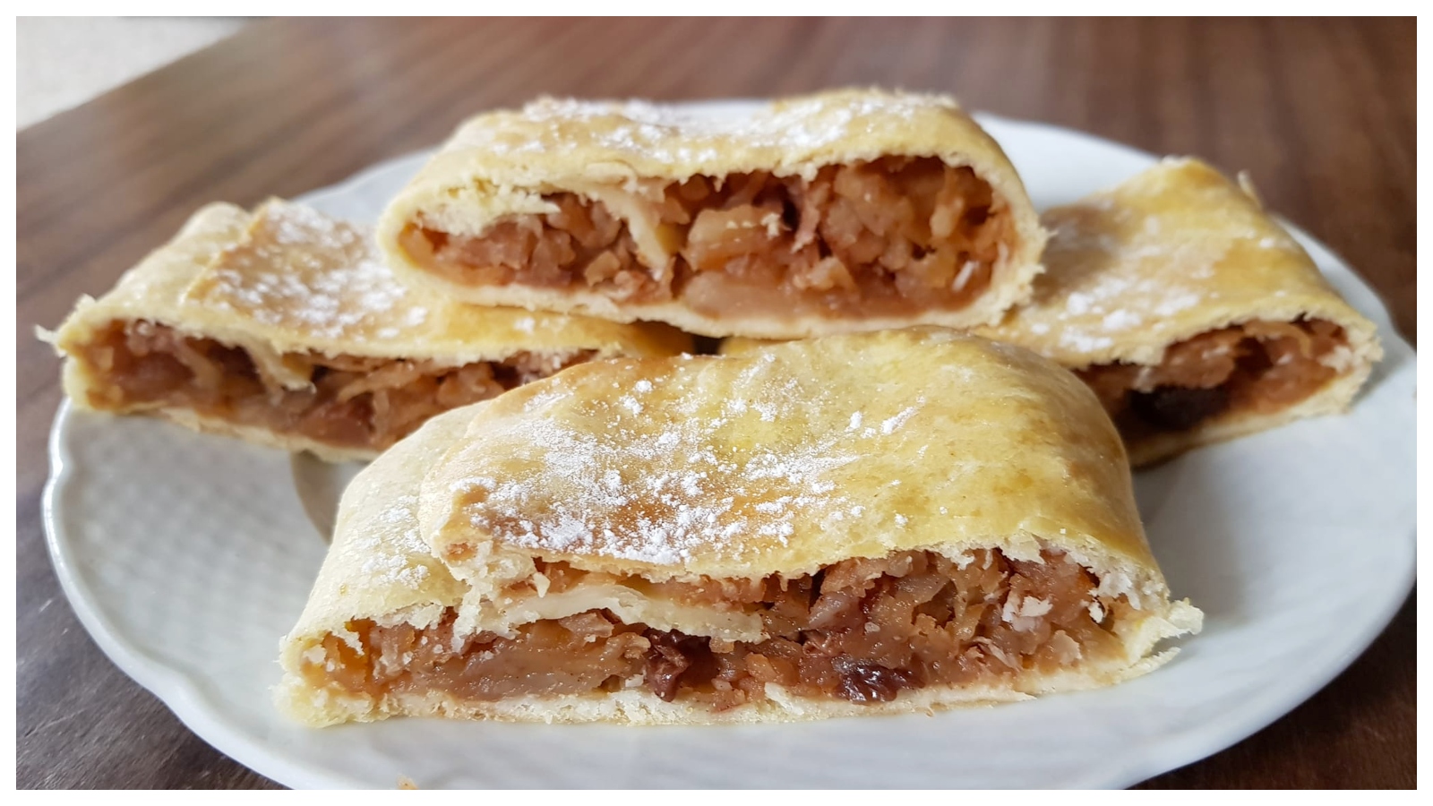 Domácí jablkový štrůdl z vlastního těsta: tenká kůrka, šťavnatá náplň ...