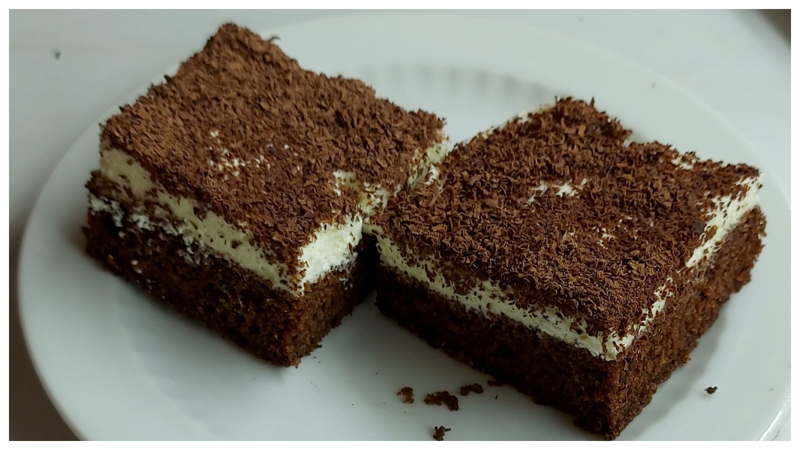 Rychlá kakaová buchta s vanilkovým krémem a ořechy - Prima Inspirace