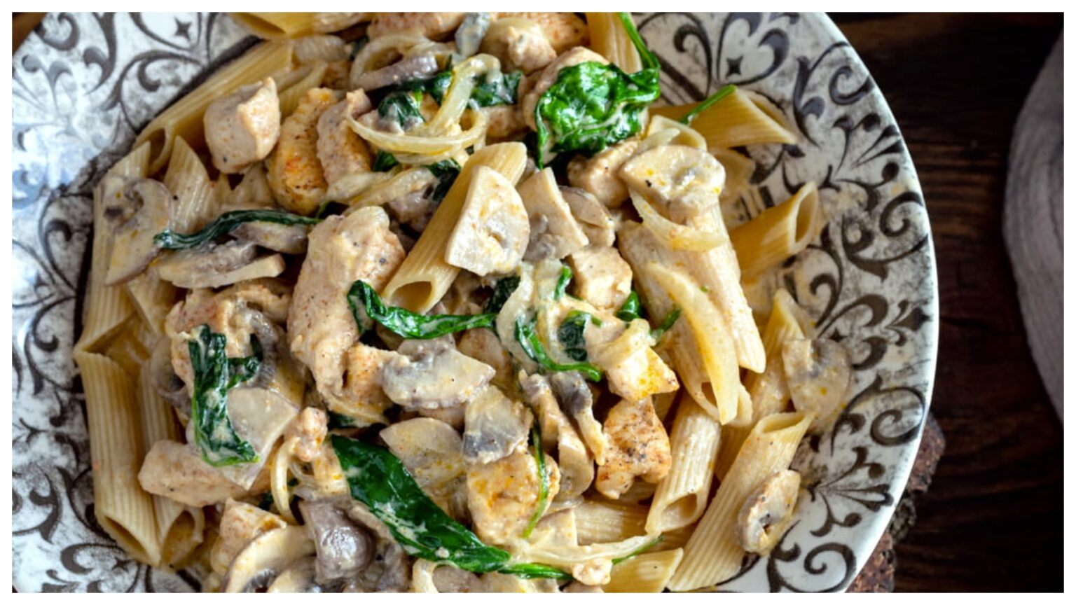 Těstoviny s kuřecím masem a houbami v sýrové omáčce - Prima Inspirace