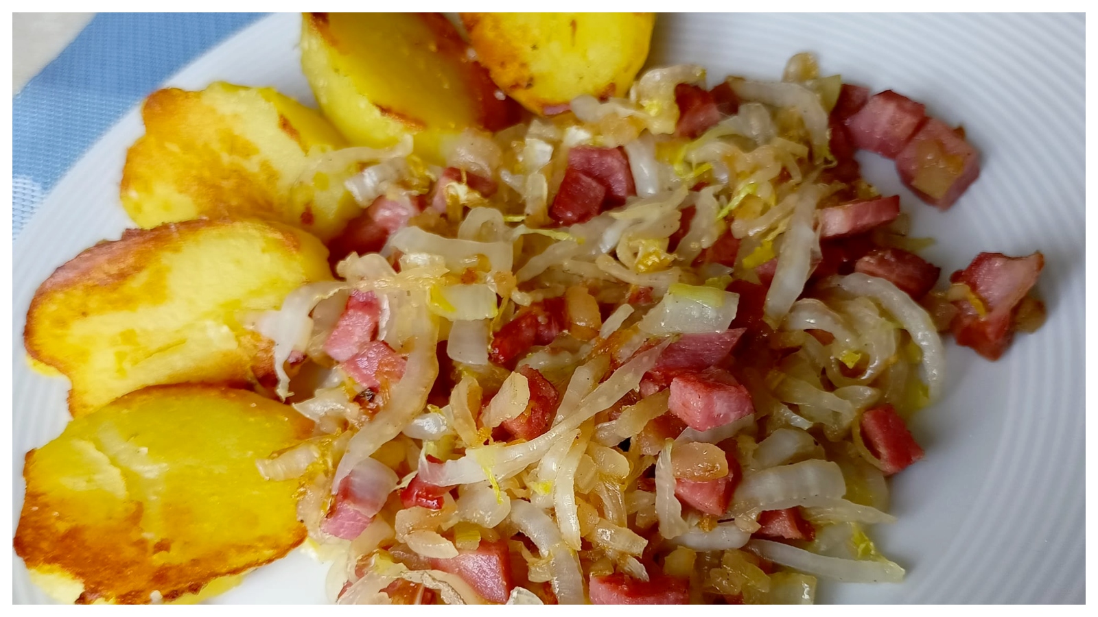 Rychlá večeře: Pekingské zelí na špeku s uzeným masem a opečeným bramborem