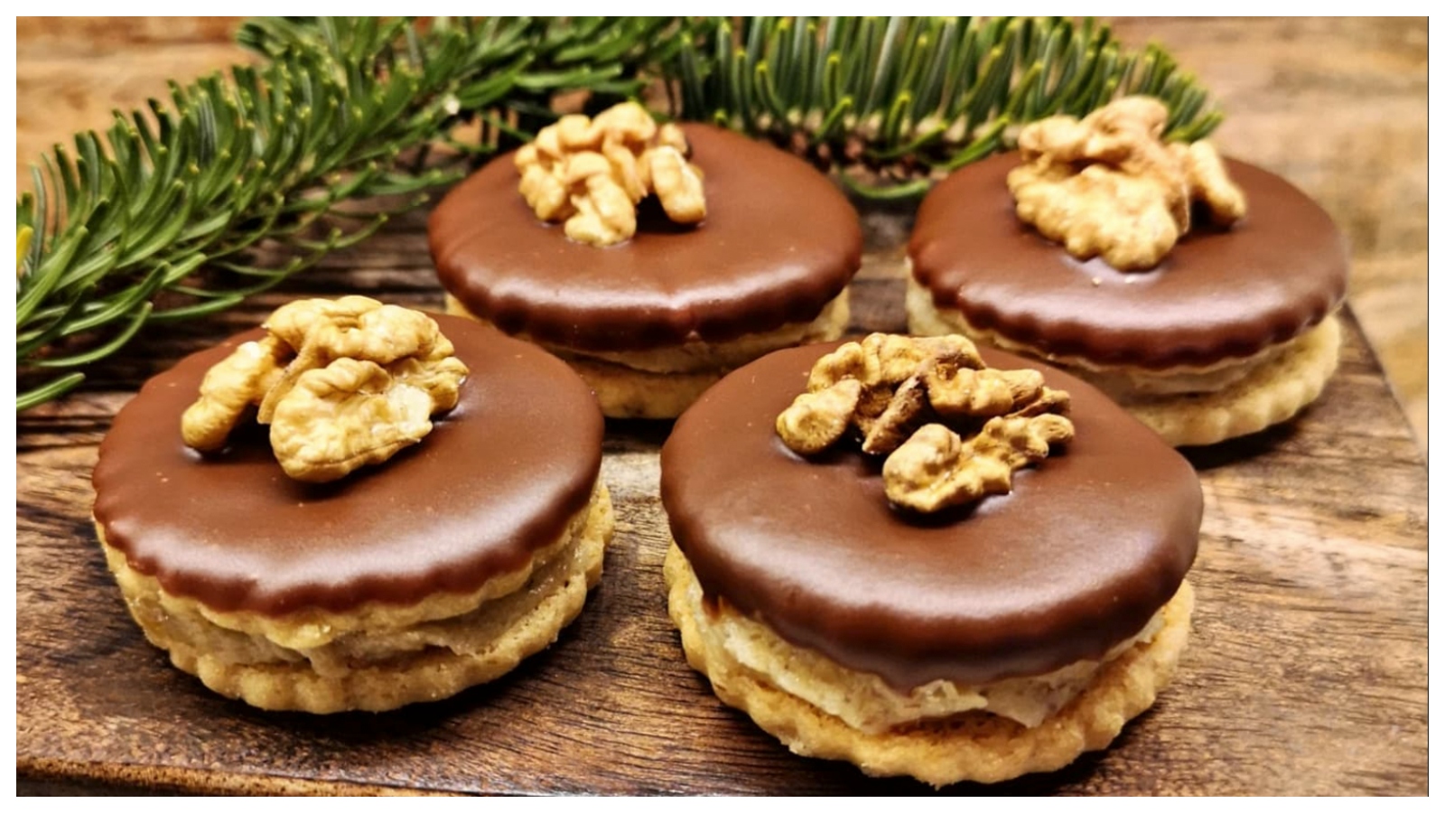 Išelské dortíčky s ořechovou náplní a meruňkovou marmeládou: elegantní ...