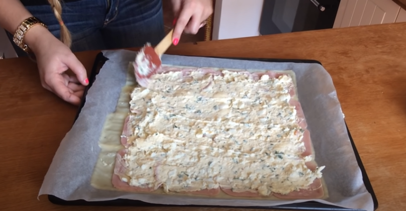 Tradiční sváteční šunkovo-sýrová roláda - klasická kombinace oblíbených ...