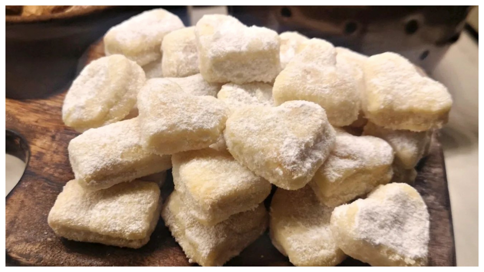 Jemné a nadýchané šlehačkové cukroví: Recept na křehké vánoční těsto se ...