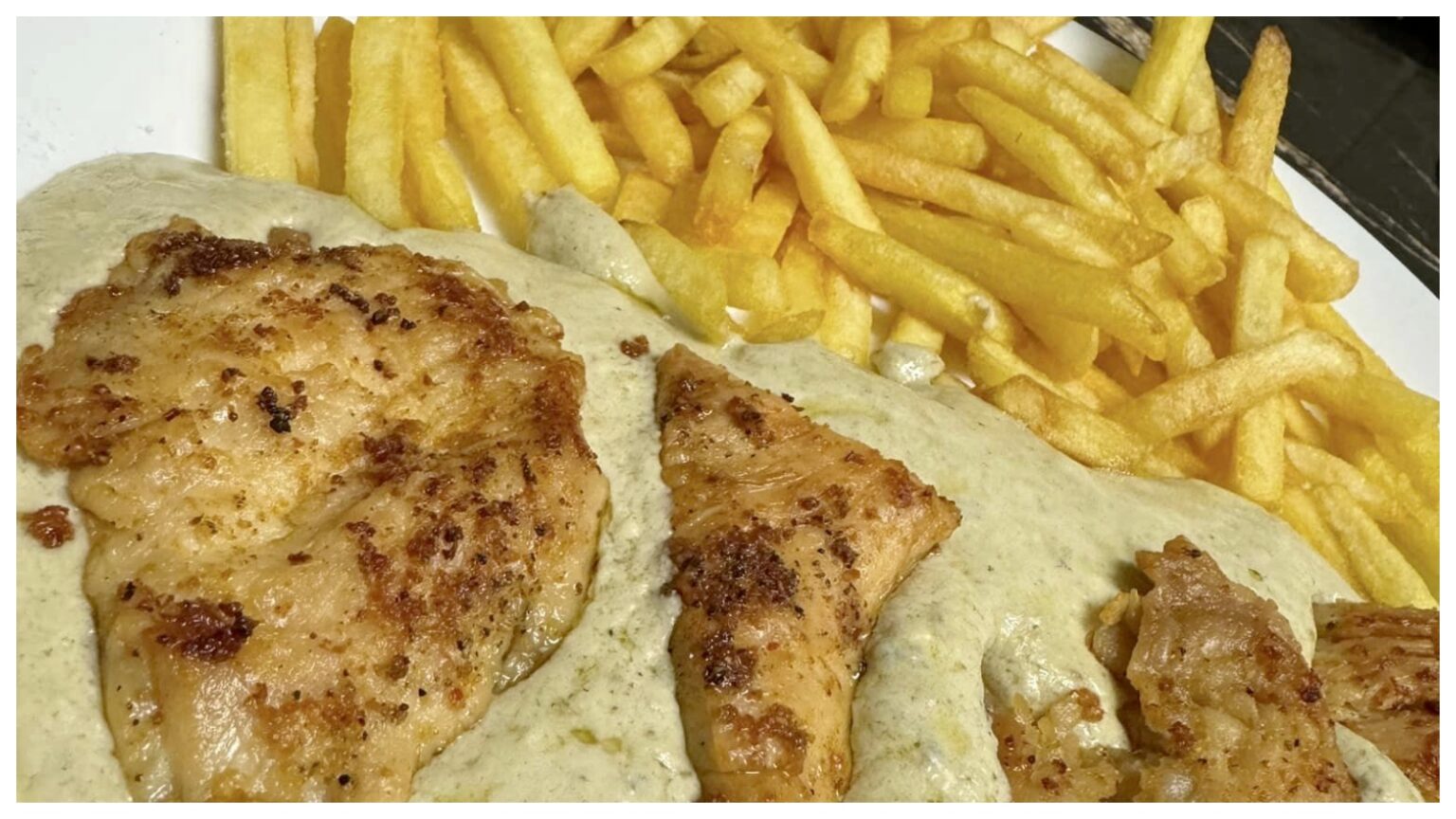 Kuřecí maso s nivovou omáčkou a hranolky - Prima Inspirace