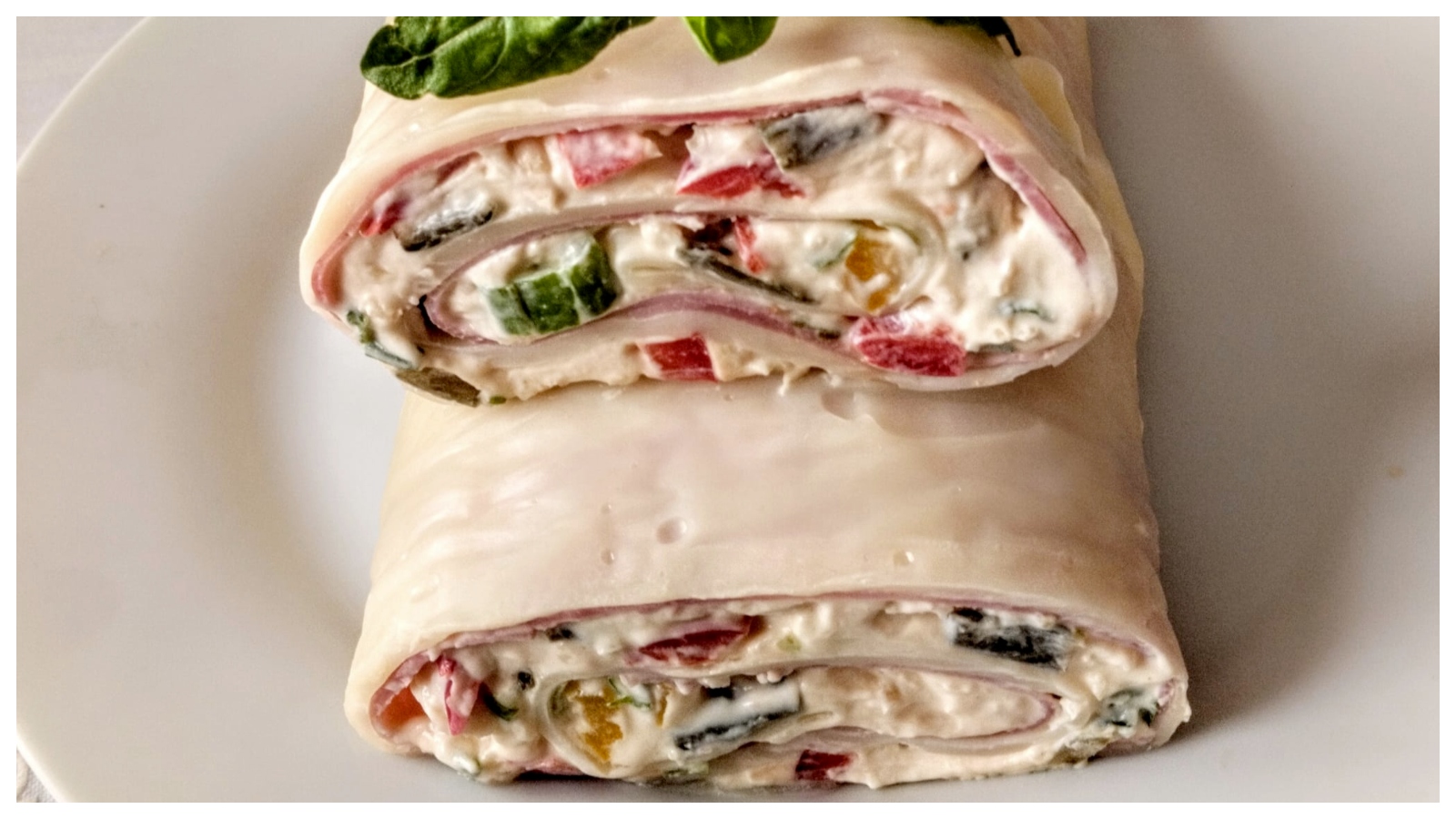 Plněná sýrová roláda šunkou a zeleninou - Prima Inspirace