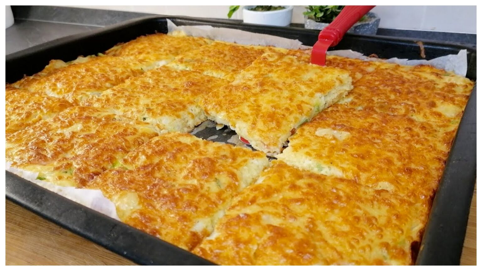 Bramborová placka na plechu: Chutné, rychlé a levné jídlo - Prima Inspirace