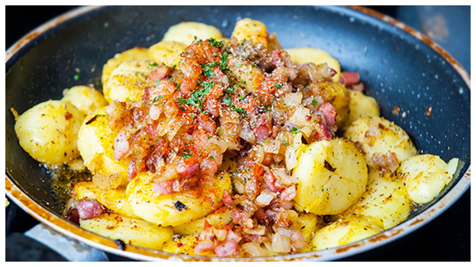 Křupavé brambory se slaninou a cibulkou - Prima Inspirace