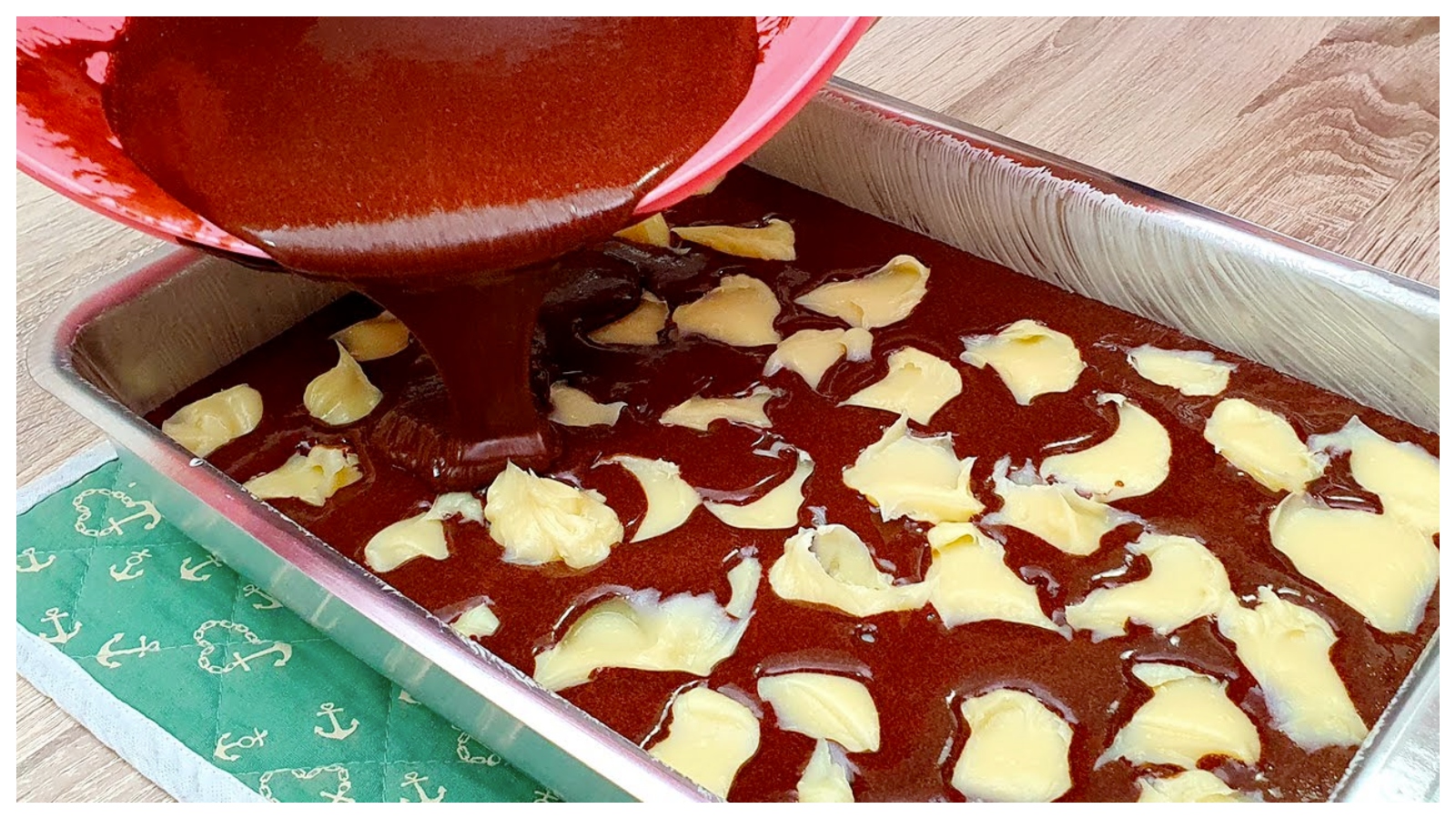 Úžasně jemný a krémový dezert z hrníčku, nádivka ukrytá přímo v těstě