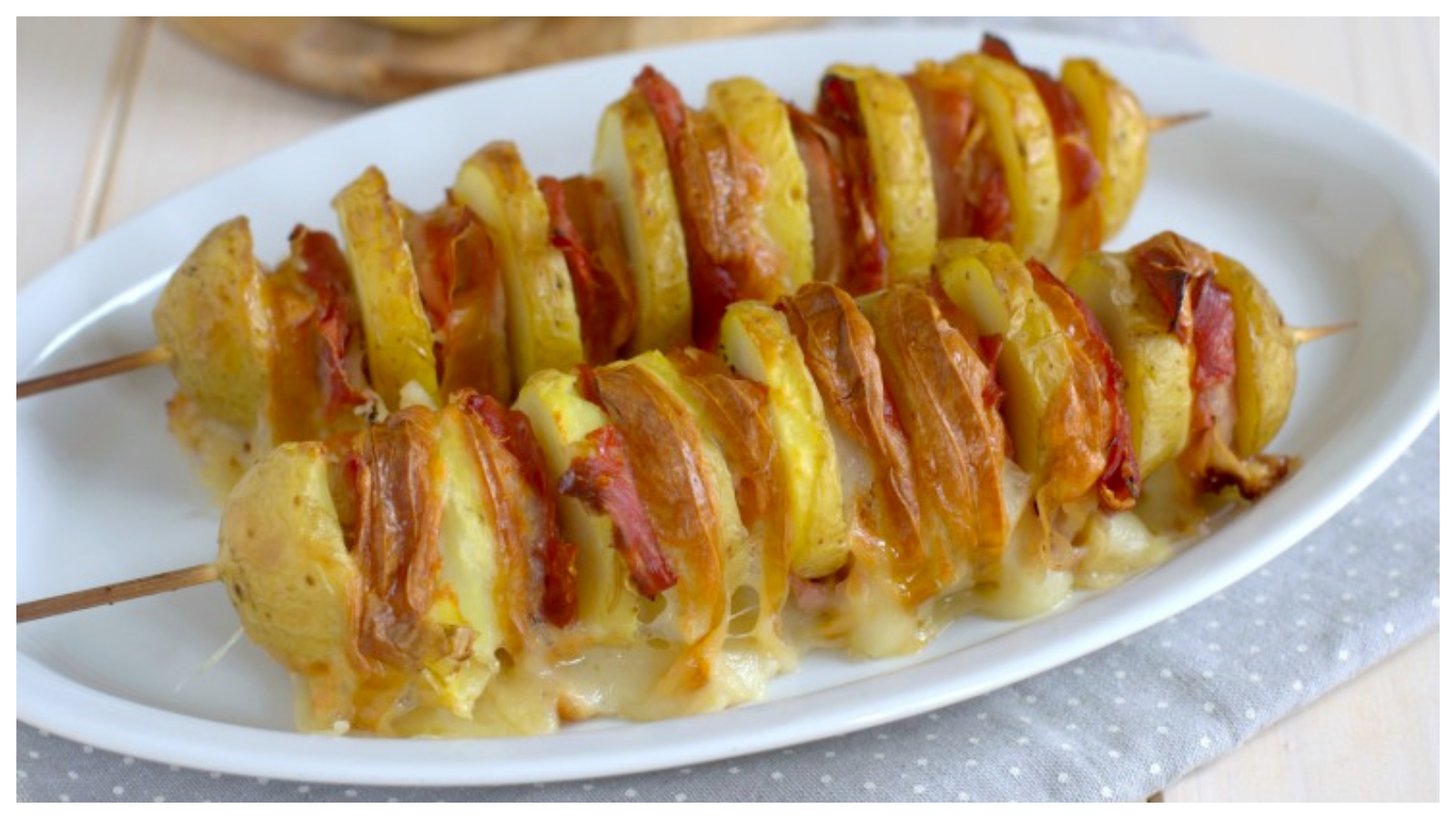 Křupavé bramborové špízy prokládané slaninou, klobásou a sýrem ...
