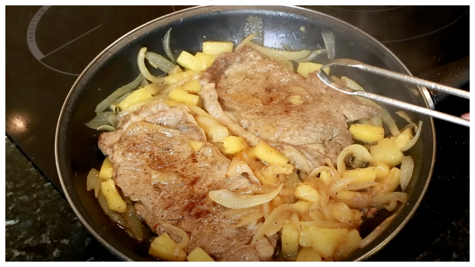 Vepřová krkovička na bramborách a cibulce: Vynikající oběd z jednoho ...