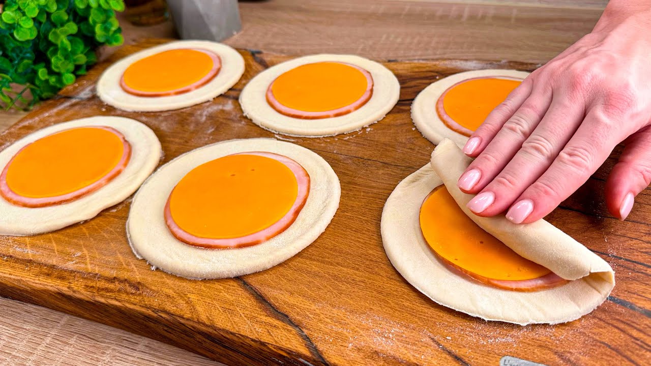 Křupavé plněné rohlíčky - snacky z listového těsta plněné šunkou a ...