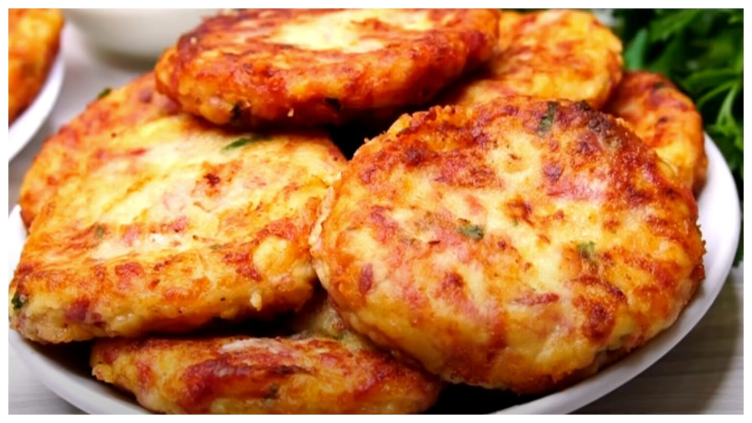 Bramborové placičky se šunkou a sýrem: Rychlý recept z vařených brambor