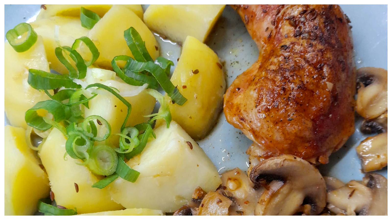 Pečená kuřecí stehna na žampionech s bramborem - Prima Inspirace