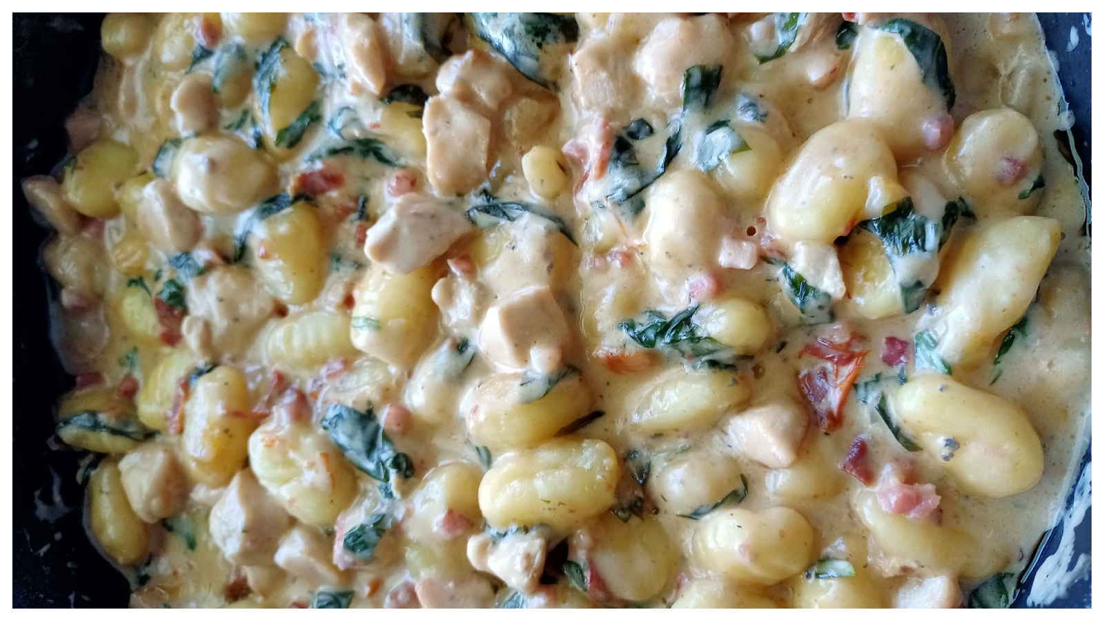 Rychlá a chutná večeře z jedné pánve: Noky s kuřecím masem, smetanou a ...