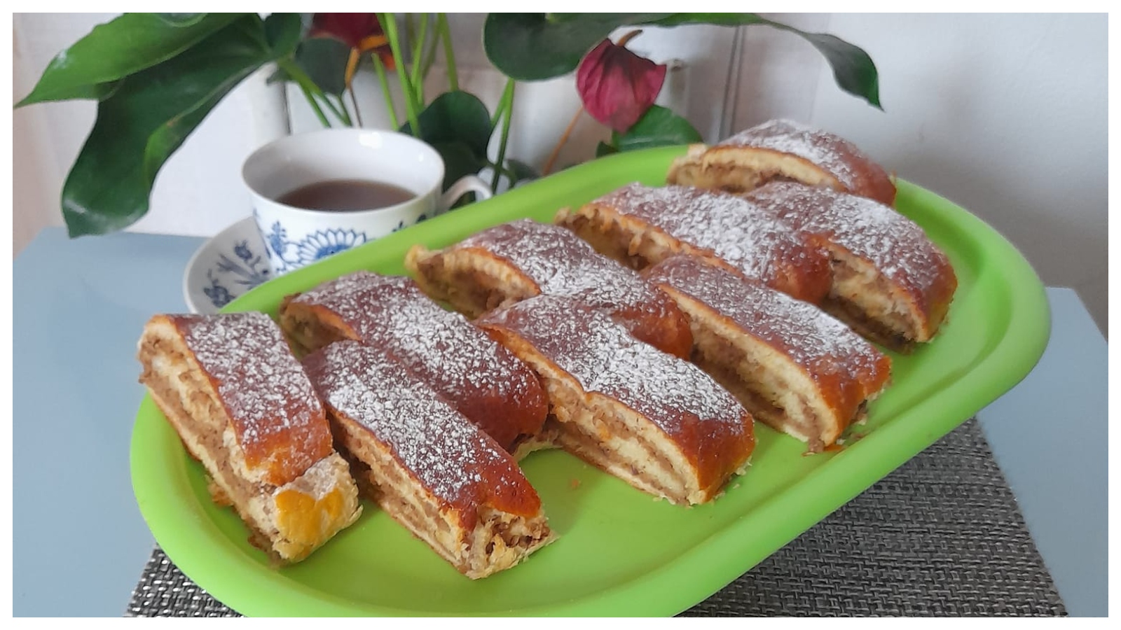 Ořechový závin z majolkového těsta, který skvělý doplní odpolední kávu