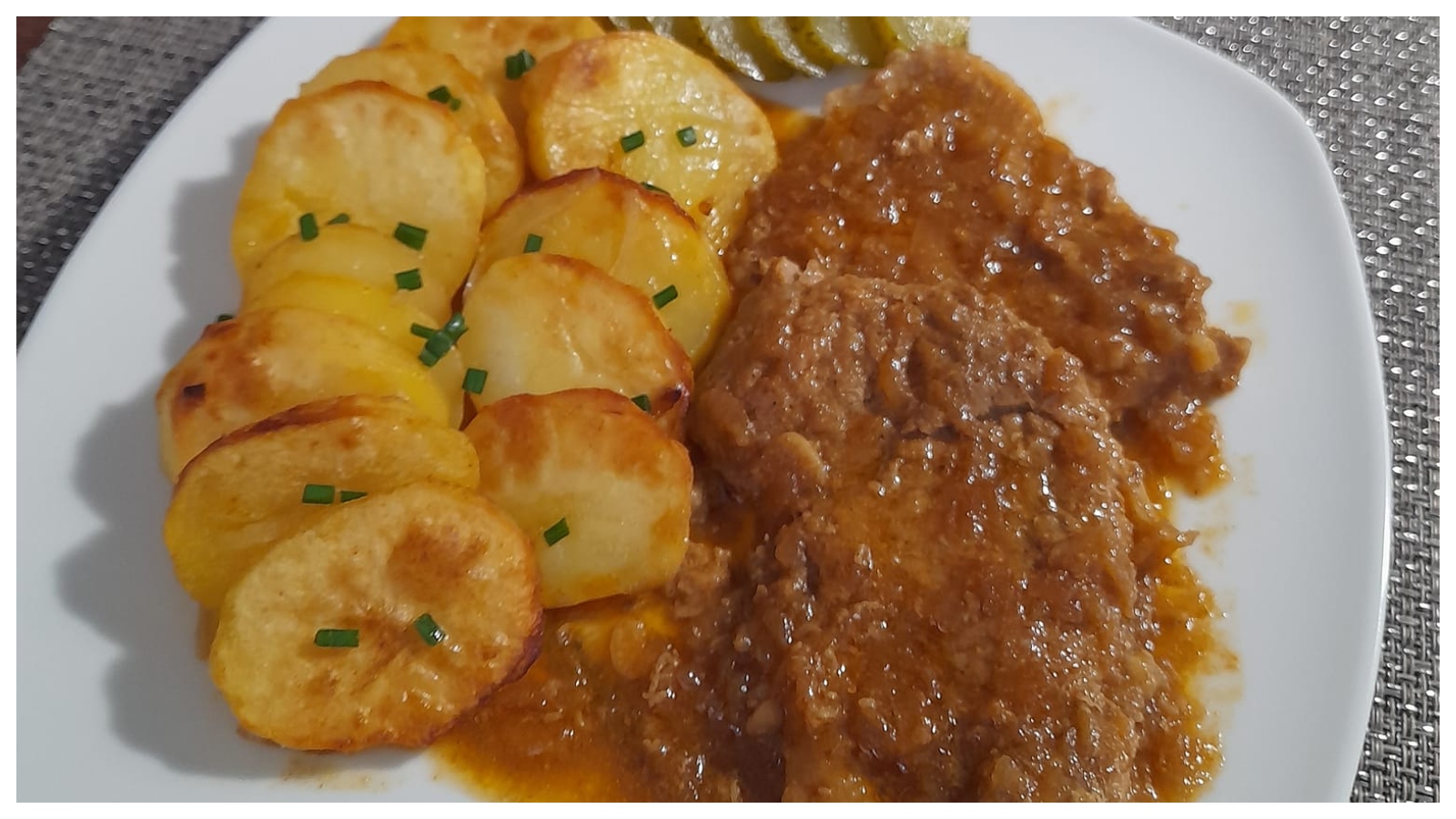 Vepřová kotleta s hořčicí a opékané brambory