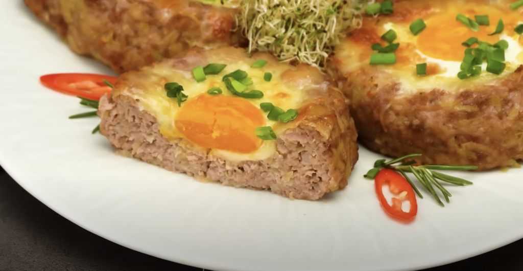 Křupavé pečené karbanátky z mletého masa plněné sýrem a vejcem podávané ...