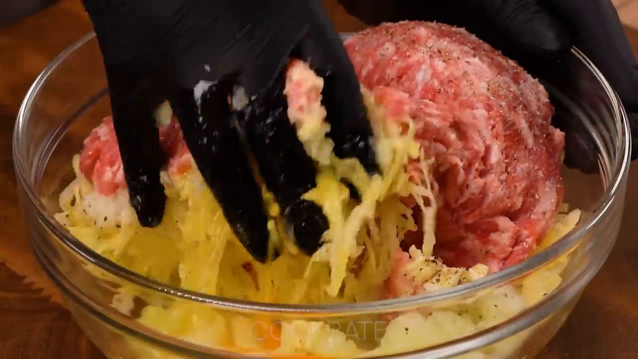 Křupavé pečené karbanátky z mletého masa plněné sýrem a vejcem podávané ...