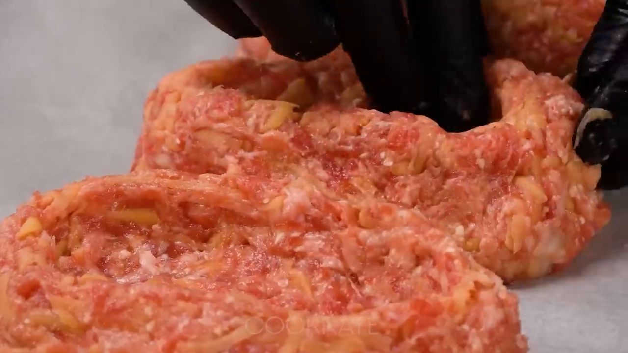 Křupavé pečené karbanátky z mletého masa plněné sýrem a vejcem podávané ...