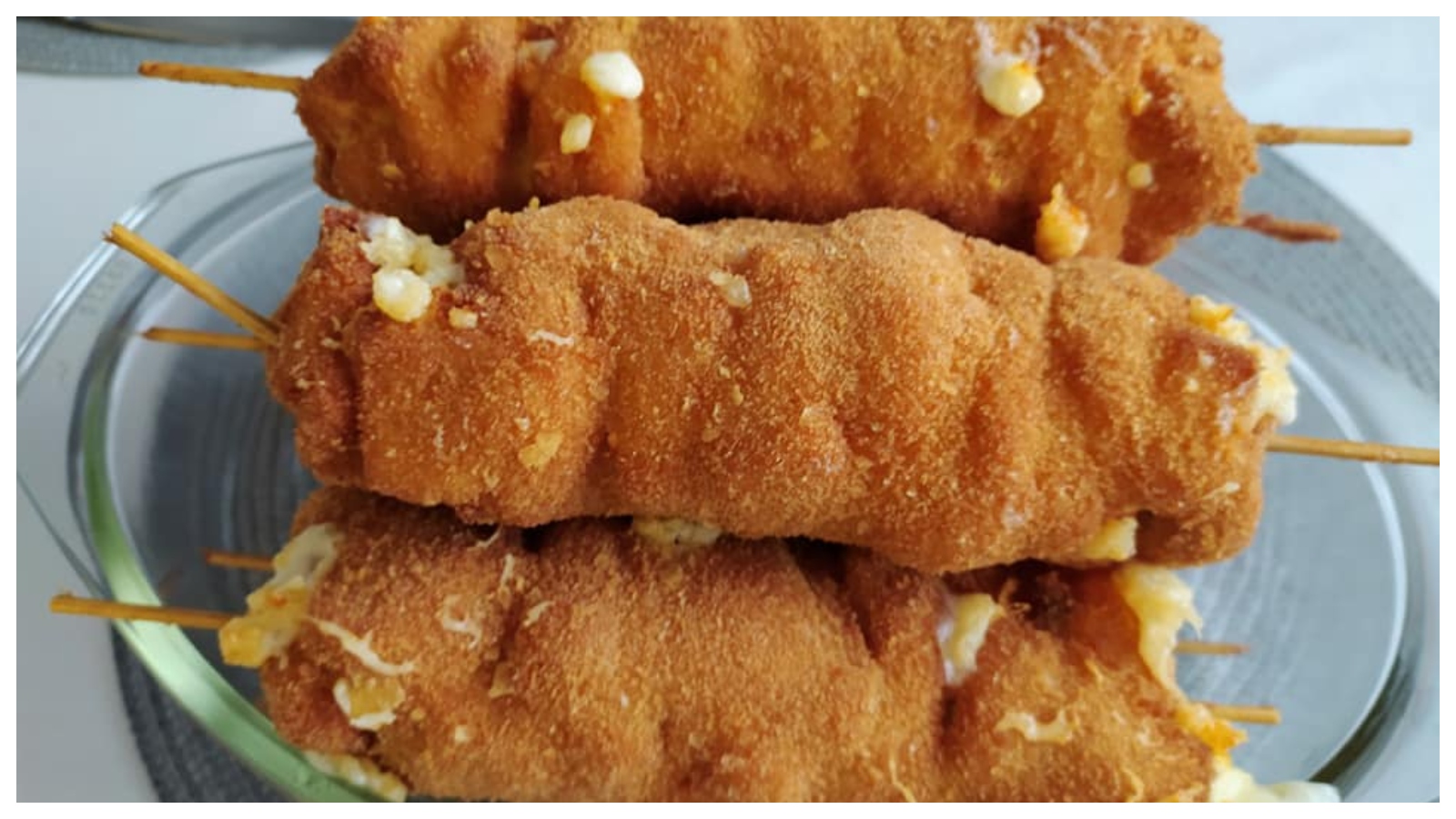 Obalované špízy z kuřecího maso, sýru a slaniny - Prima Inspirace