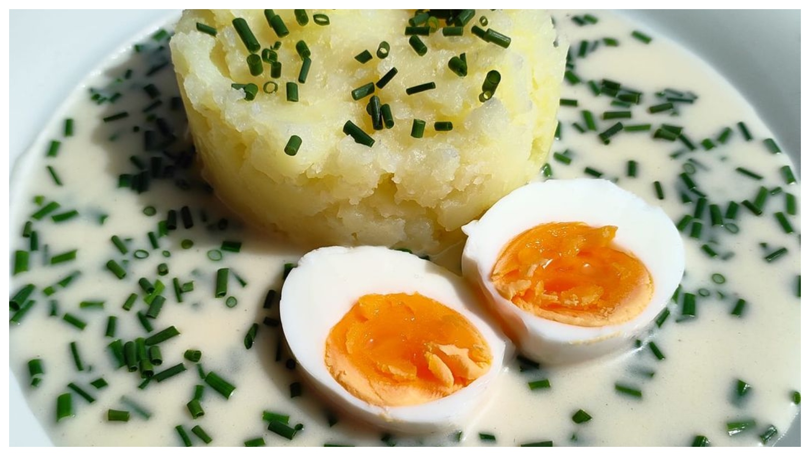 Pažitková omáčka s vejci a šťouchaným bramborem - Prima Inspirace