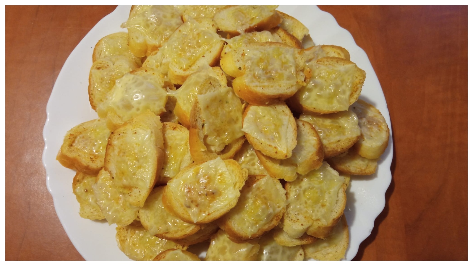 Využijte staré rohlíky k přípravě téhle slané dobroty během chvilky ...