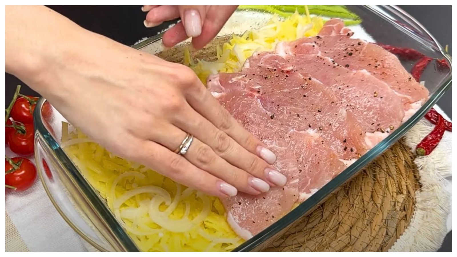 Plátky vepřové pečeně na bramborách - Vynikající oběd z jednoho plechu ...